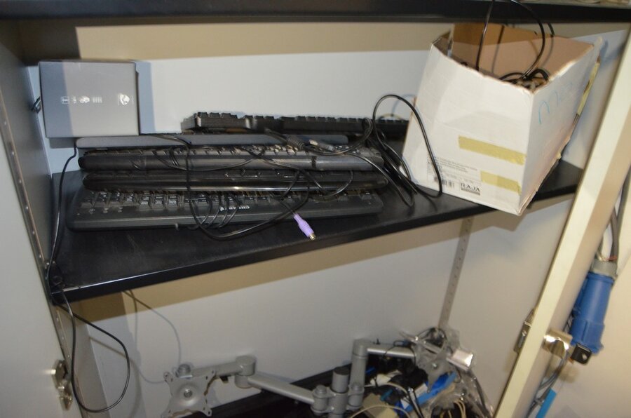 Inhoud server ruimte w.o. printer HP officejet pro X476dw, computers ...