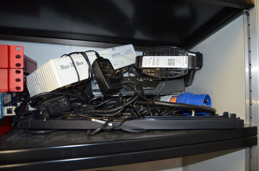 Inhoud server ruimte w.o. printer HP officejet pro X476dw, computers ...