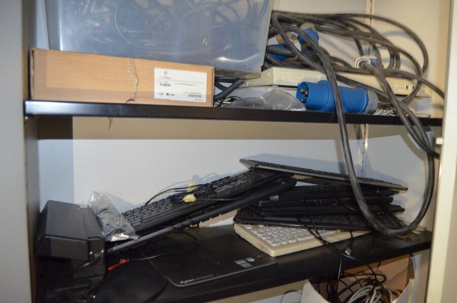 Inhoud server ruimte w.o. printer HP officejet pro X476dw, computers ...