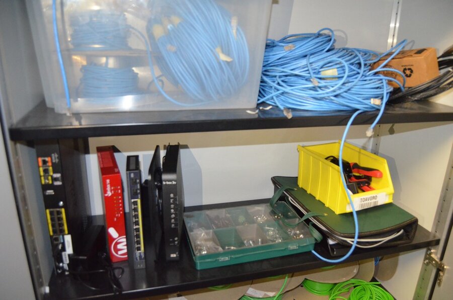 Inhoud server ruimte w.o. printer HP officejet pro X476dw, computers ...