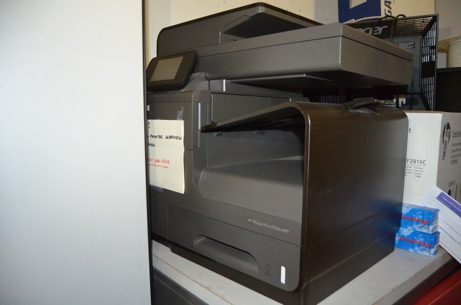 Inhoud server ruimte w.o. printer HP officejet pro X476dw, computers ...