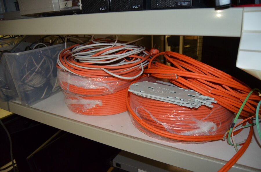 Inhoud server ruimte w.o. printer HP officejet pro X476dw, computers ...