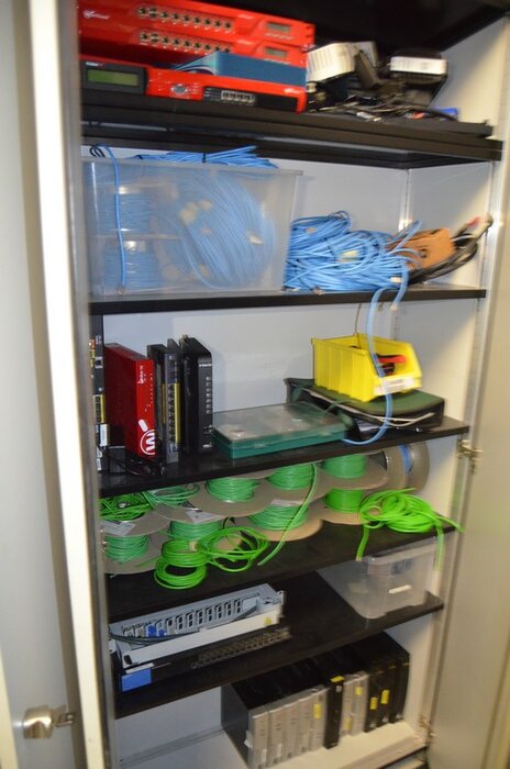 Inhoud server ruimte w.o. printer HP officejet pro X476dw, computers ...