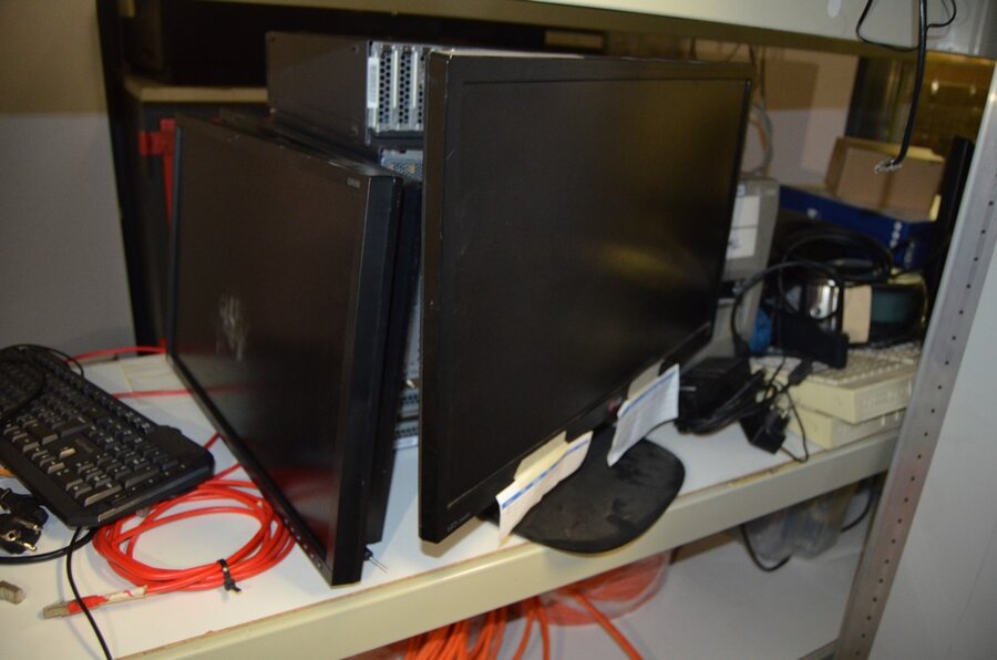 Inhoud server ruimte w.o. printer HP officejet pro X476dw, computers ...