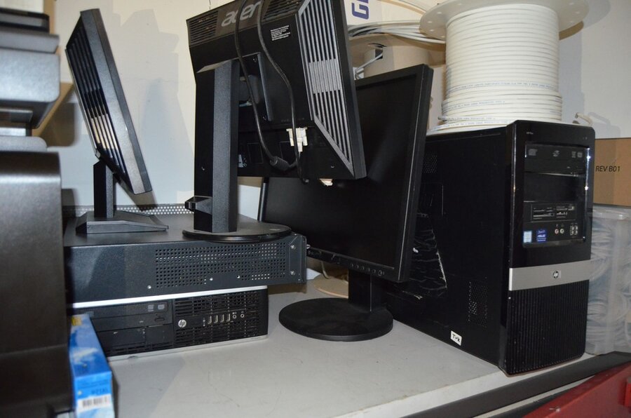 Inhoud server ruimte w.o. printer HP officejet pro X476dw, computers ...