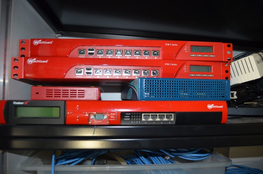 Inhoud server ruimte w.o. printer HP officejet pro X476dw, computers ...