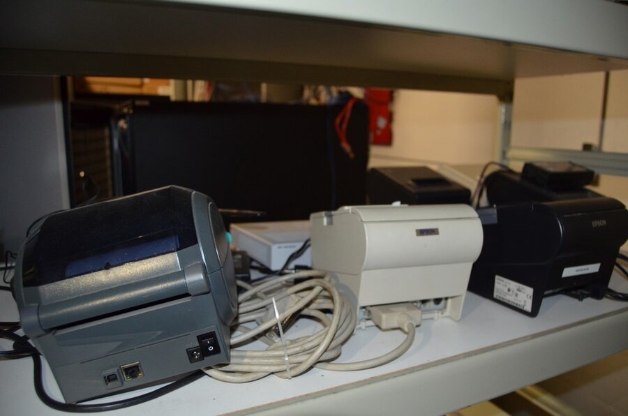 Inhoud server ruimte w.o. printer HP officejet pro X476dw, computers ...