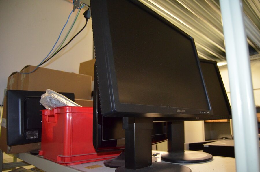 Inhoud server ruimte w.o. printer HP officejet pro X476dw, computers ...