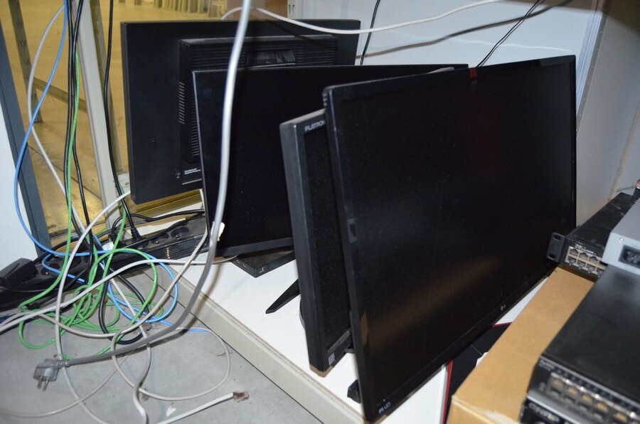 Inhoud server ruimte w.o. printer HP officejet pro X476dw, computers ...