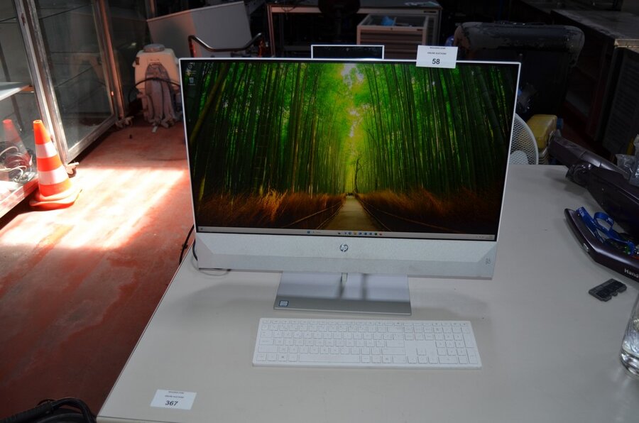 Lot 54 - 58 : Mengmachine, breekhamer, stofzuiger, breekhamer, computer ...